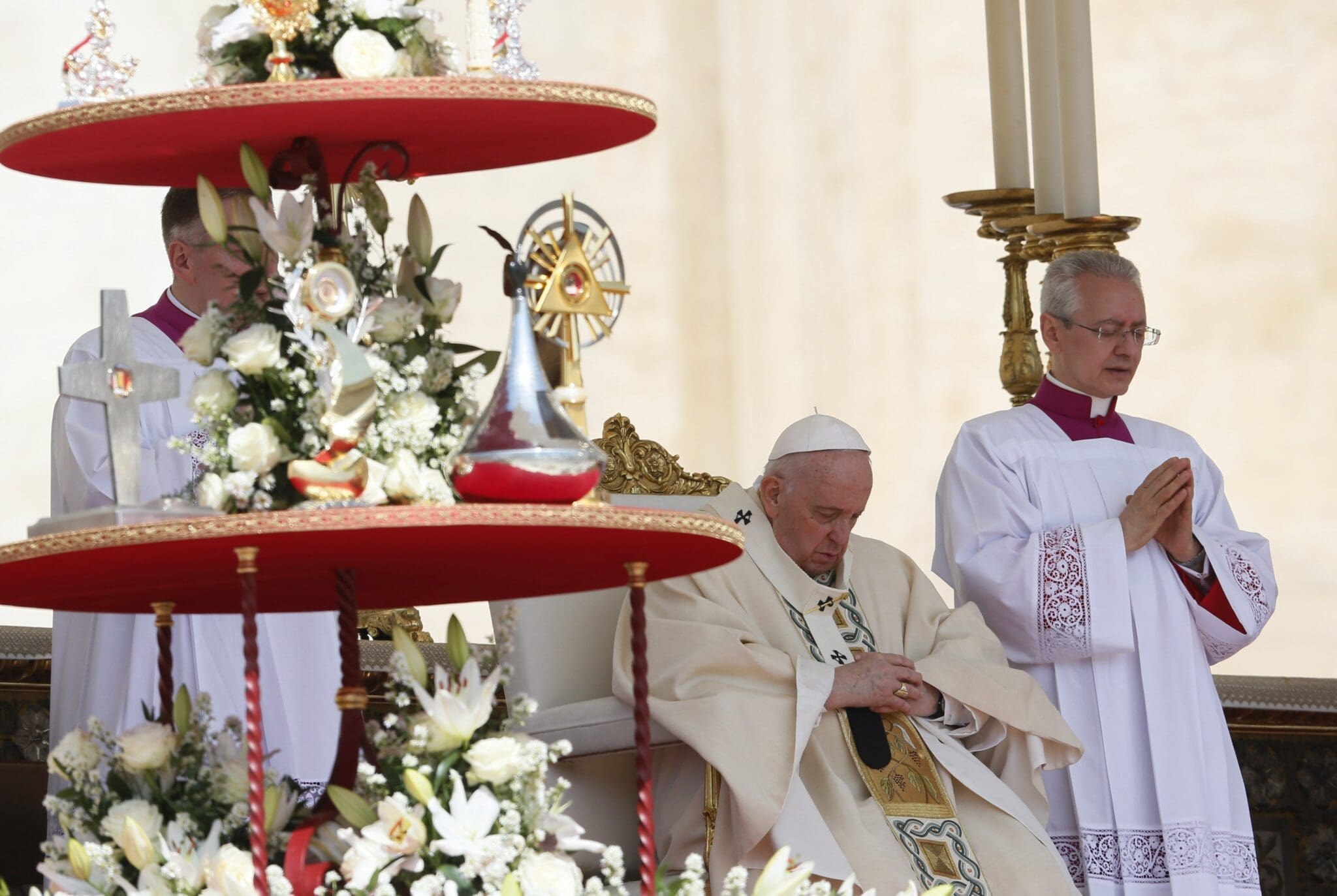 Saints' lives prove God's love for all, pope says at canonization Mass ...