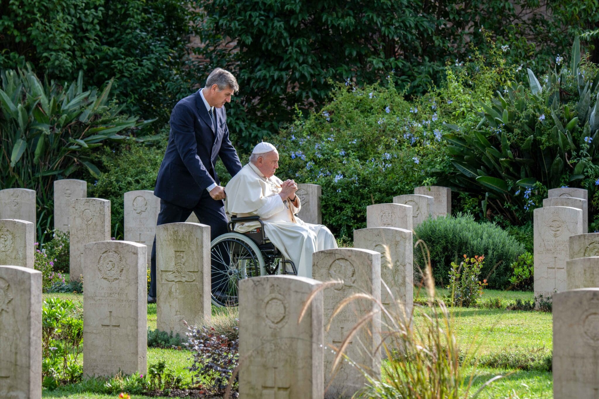 All Souls' Day: Pope Francis remembers lives lost to war - Georgia ...